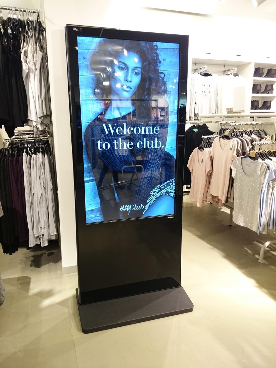 Pylon Displays - Infonäyttö kosketusnäytöllä - Ledimedia